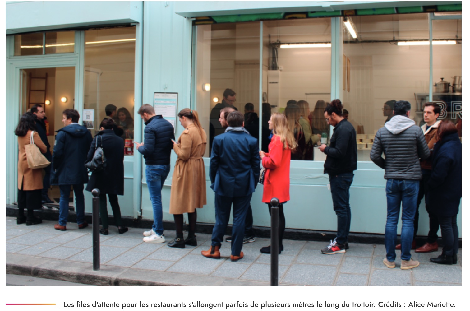 Files d'attente sur les trottoirs et réseaux sociaux - ibicity